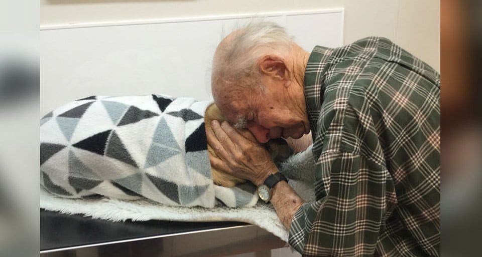 Hombre de 95 años con el corazón roto se despide de su mejor amigo