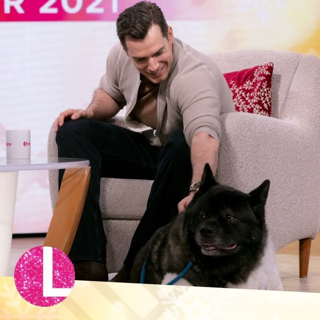 Henry Cavill cuenta cómo su perro Kal salvó su salud mental